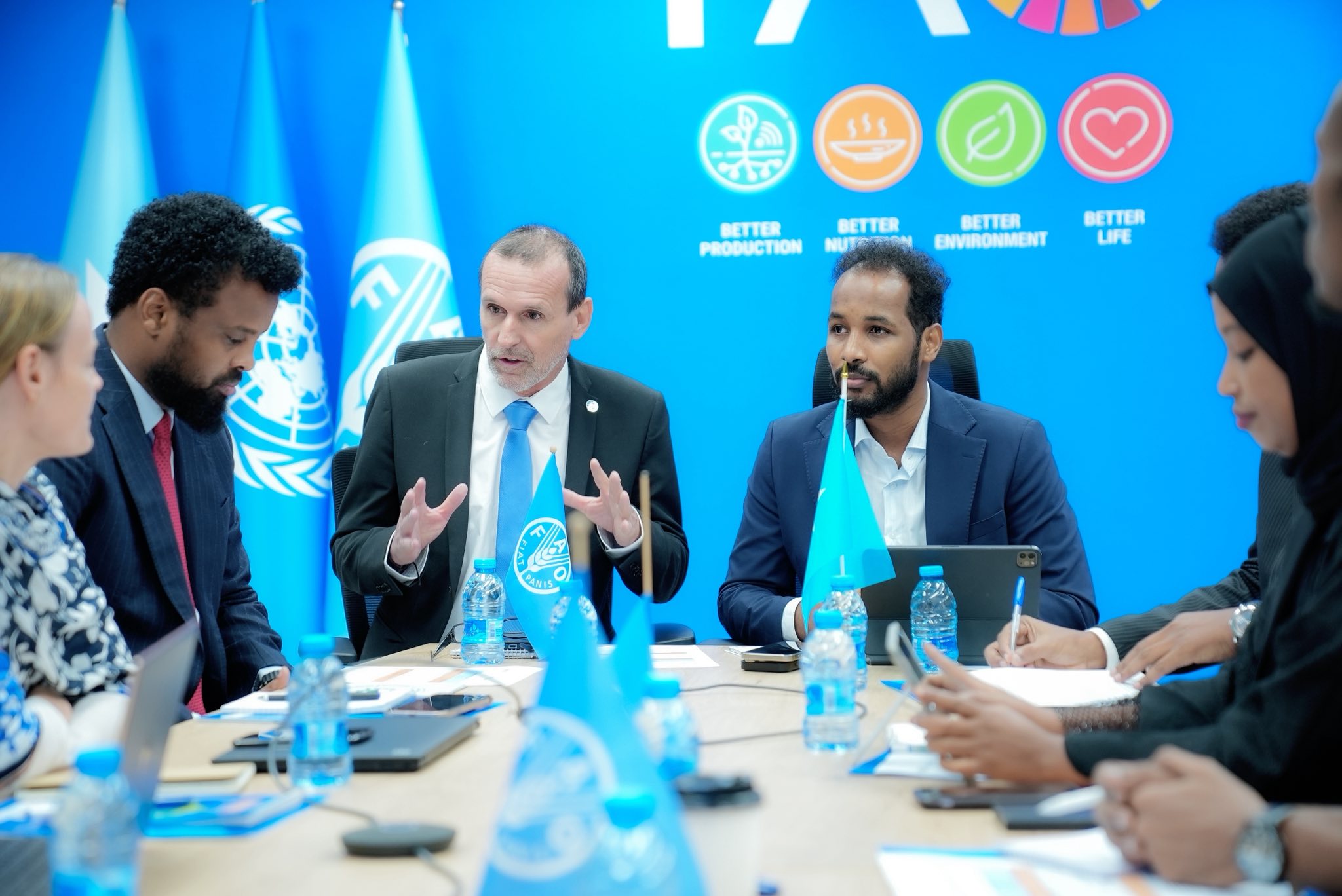 Wasiirka Wasaaradda Md. Maxamed Cabdulqaadir Cali ayaa shir gudoomiyay ...